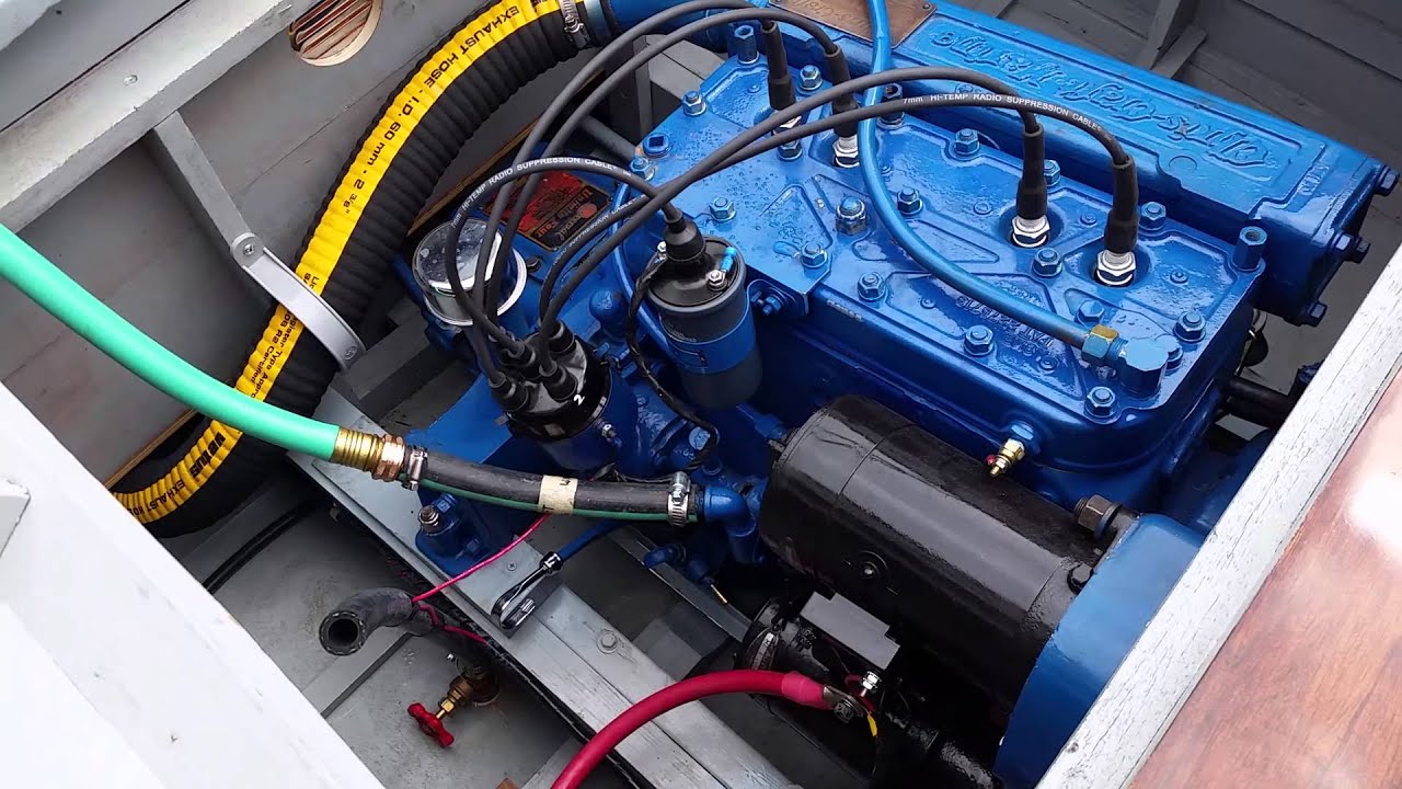 1932 Chris Craft with a Hercules IXB engine. - YouTube