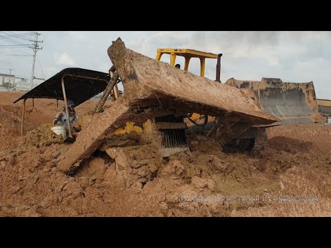 Komatsu bulldozer stuck in deep mud & recovery ...