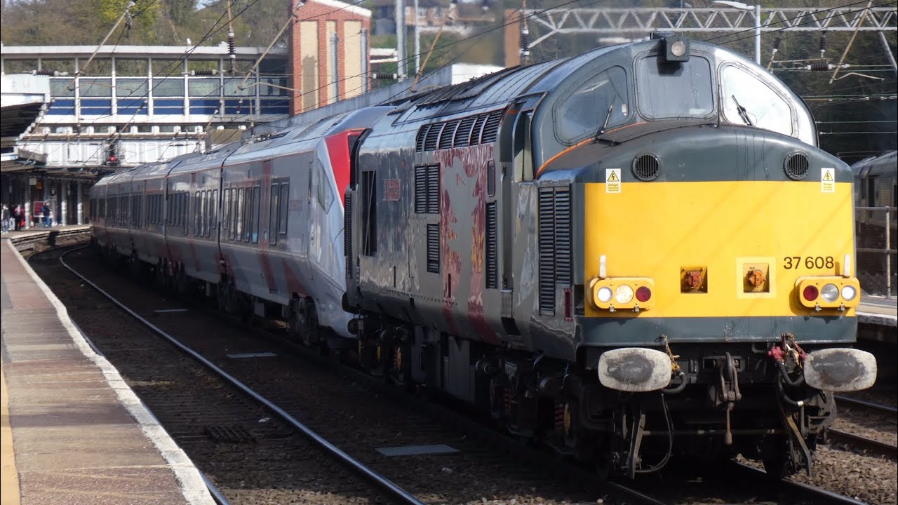 Rail Operations Group 37608 powers through Ipswich towing failed 745102 ...