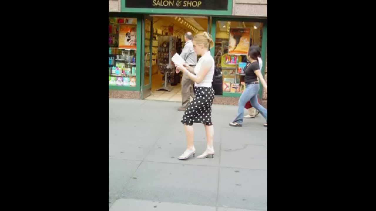 A woman reading a book while walking!!! - YouTube