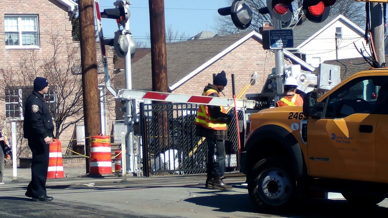 (4K) LIRR Signal Maintainers rush to fix broken level crossing gate ...