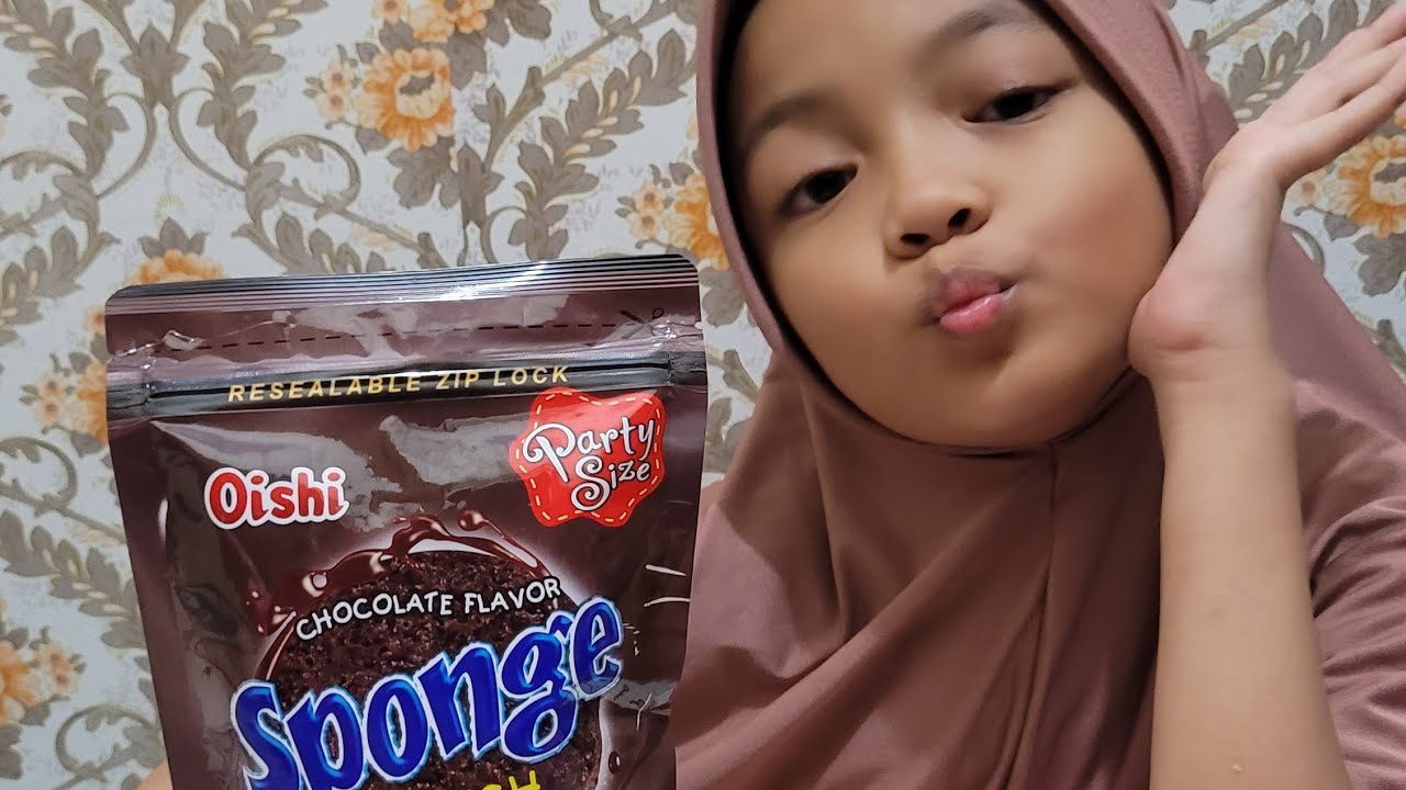 REVIEW MAKANAN SPONGE CRUNCH CHOCOLATE FLAVOR - YouTube