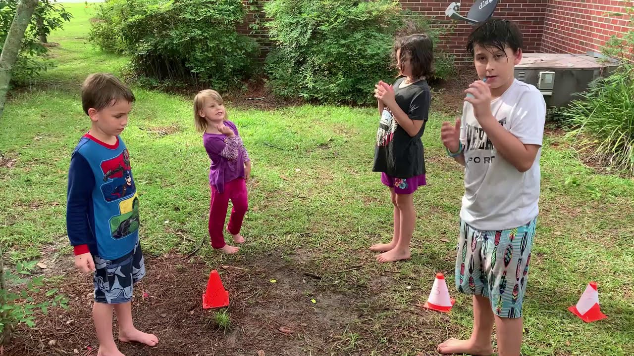 Wacky Games: Wacky Balloon Toss - YouTube