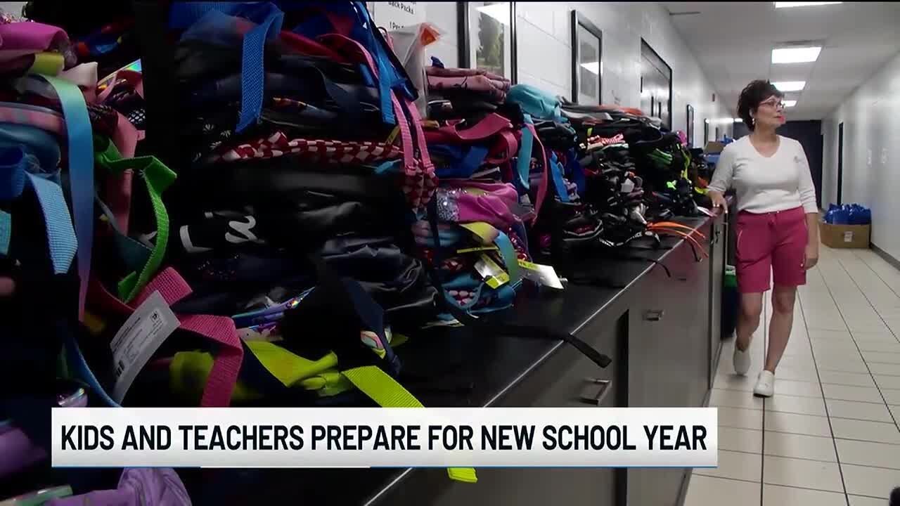 Kids and teachers prepare for new school year - YouTube