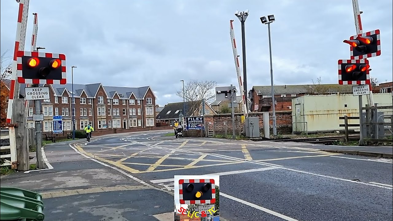 Filey Level Crossing, North Yorkshire - YouTube