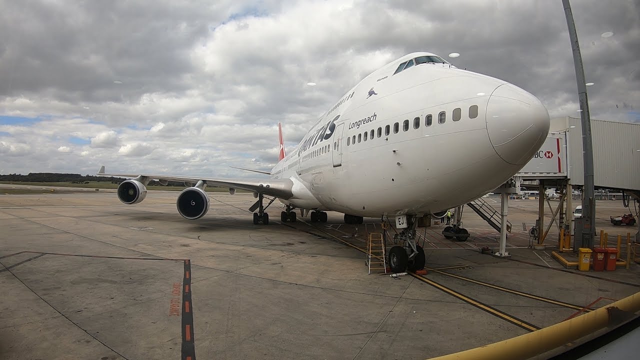 Qantas 747-400 engine run up and shut down | Melbourne Airport - YouTube