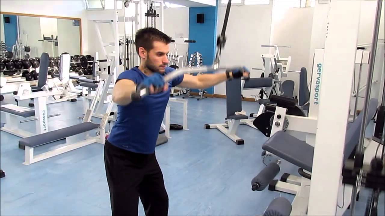 Pull-over polea alta de pie agarre (prono) - YouTube