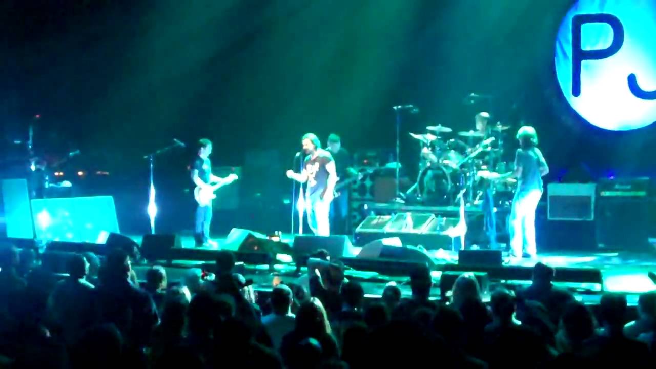 25 -Footsteps - Pearl Jam live at Gibson Amp L.A. 10-06-2009 - YouTube