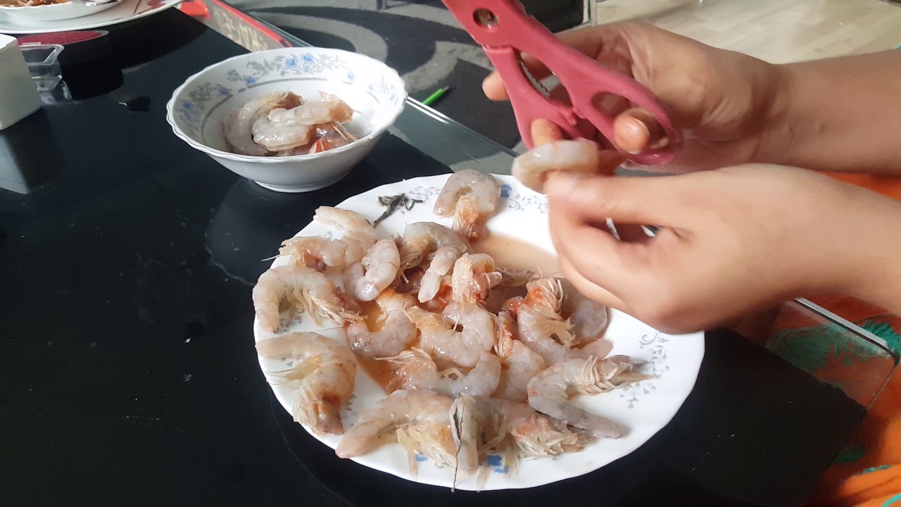 How to clean prawns waste. কিভাবে চিংড়ি পরিস্কার করতে হবে। - YouTube