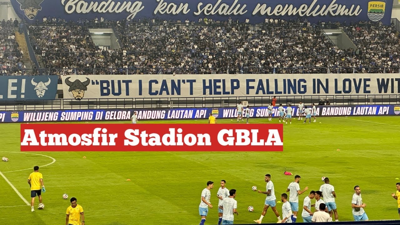 ATMOSFIR STADION GBLA SAAT PERSIB HADAPI PSM - YouTube
