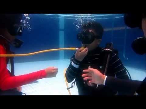Refresher session (scuba) for my nephew and niece - YouTube