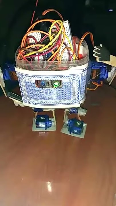 Robot con 6 servomotores y arduino nano - YouTube