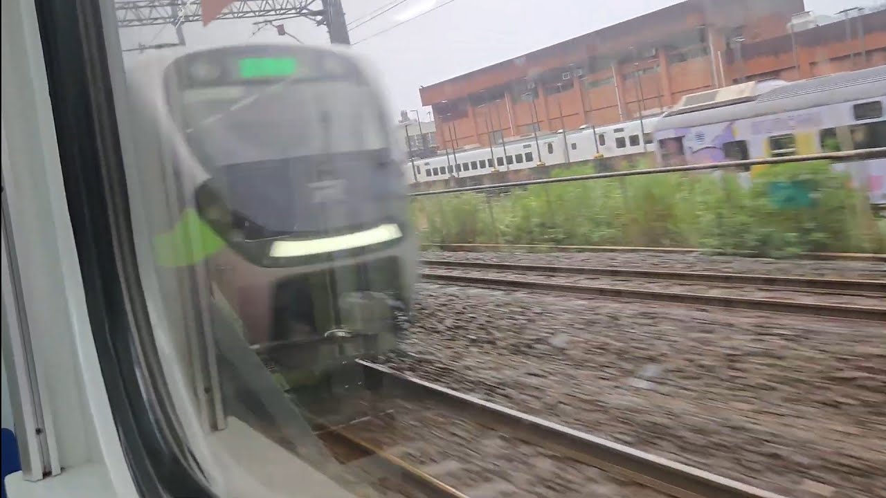 2174次嘉義開往瑞芳的銀綠色微笑號EMU900型十輛一編組EMU940區間車，和4183次蘇澳開往北湖EMU700型八輛二編組嗶嗶嗶嗶台灣號 ...