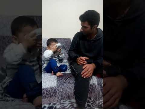 Babasıyla beraber çay içen tatlı çocuk