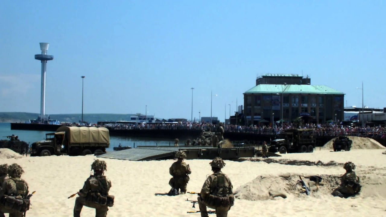WW2 vehicles on Weymouth beach - YouTube