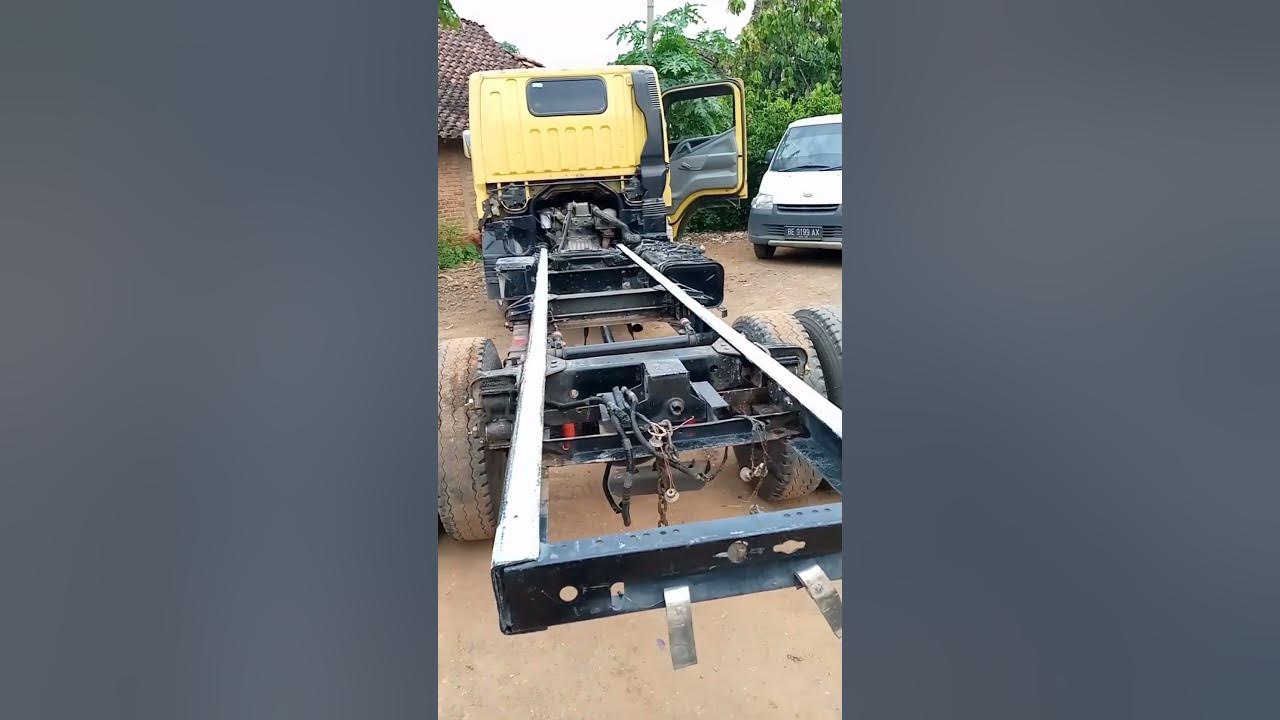 PROSES PENGECATAN sasis truck canter #shorts #ytshorts - YouTube