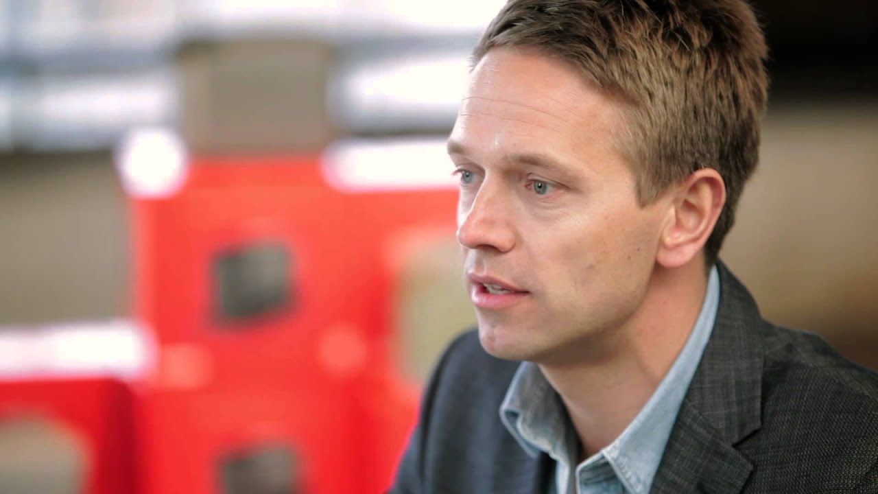 B&O PLAY - Tue Mantoni (CEO, Bang & Olufsen) stellt vor: BeoLit 12 ...