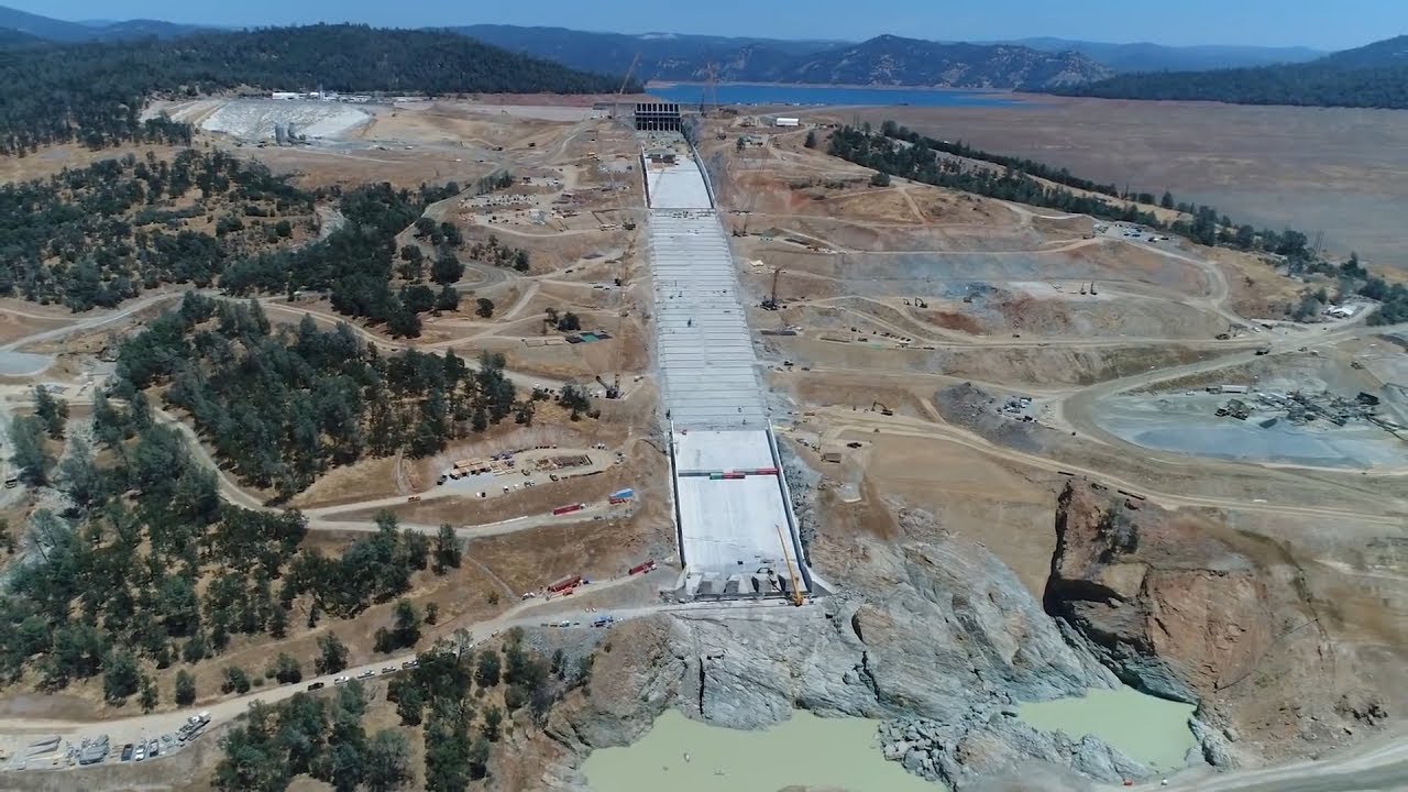 Oroville Dam: Crews lay roller-compacted concrete (RCC) for the ...