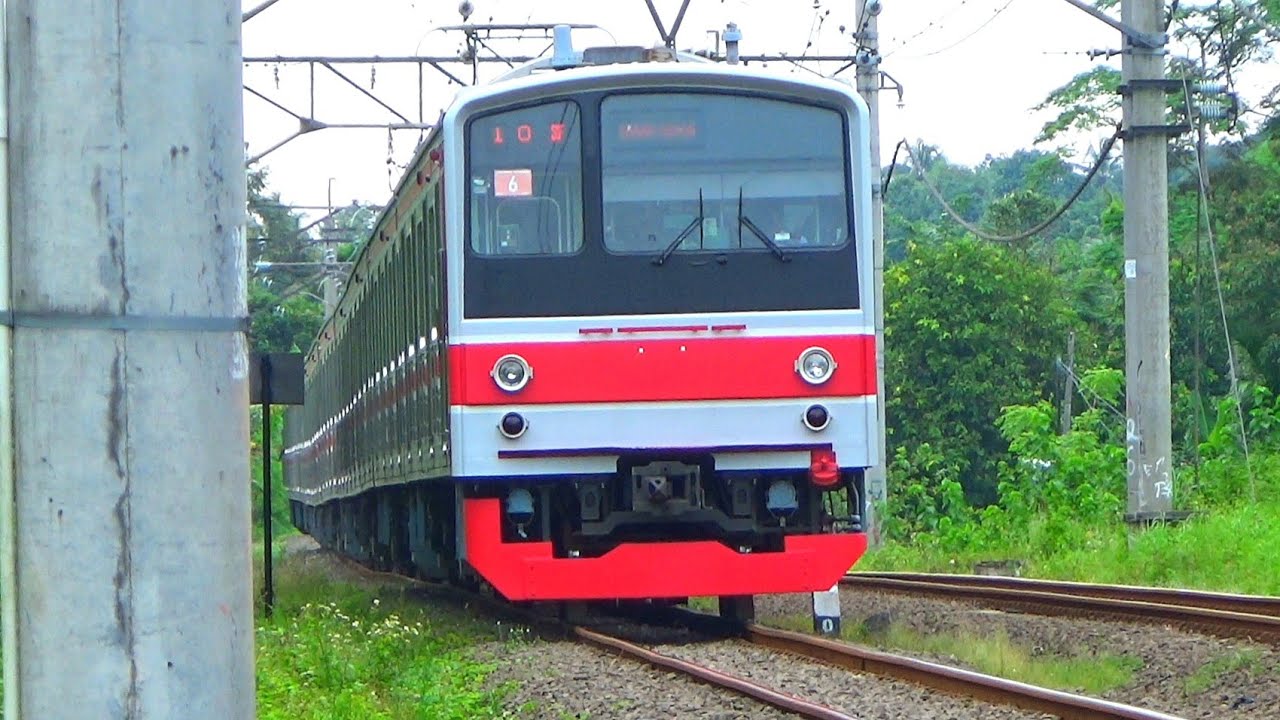 Ternyata Ada KRL Bermuka GLOWING Di Lintas Green Line ! - YouTube