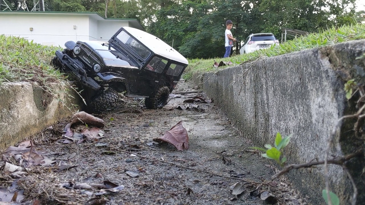 Testing out a new body shell on the Traxxas TRX-4 (Defender) with my ...