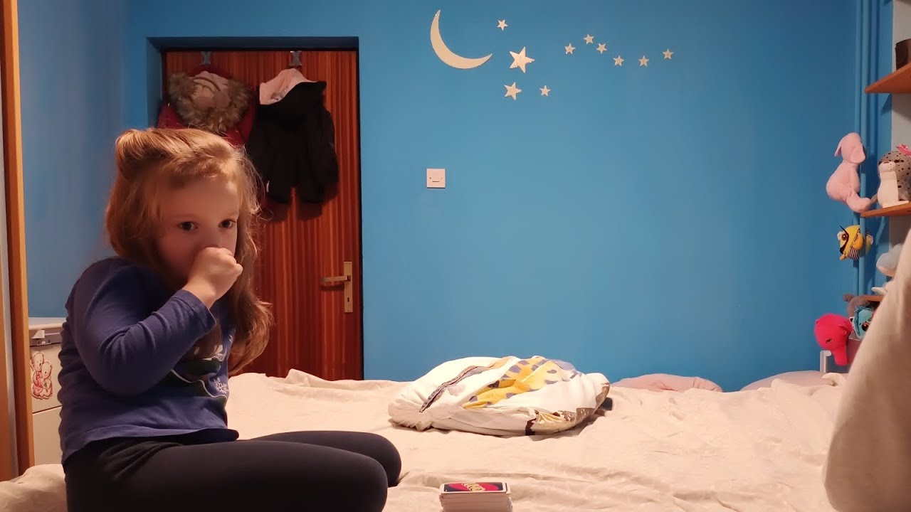 Aurora i tata igraju UNO / Aurora and dad play UNO - YouTube