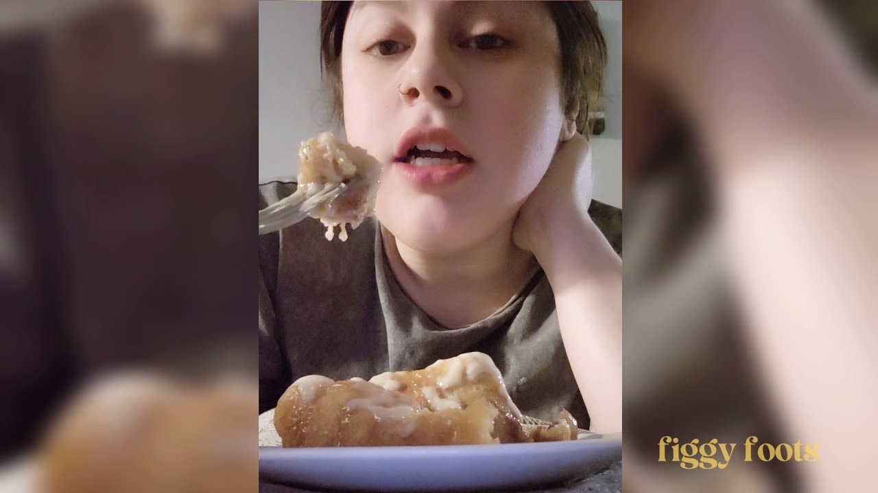 a delicious cinnamon roll (the food, not me - teehee!) | girlfriend ...