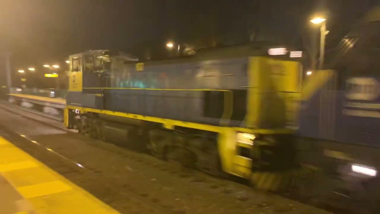 Long Island Railroad (LIRR) MP15 160 hauls a DM30 back to Morris Park ...