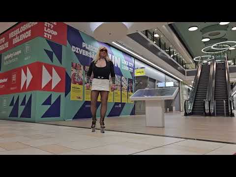 Crossdresser mit Glanzstrumpfhose und netzstrumpfhosen im Shoppingcenter