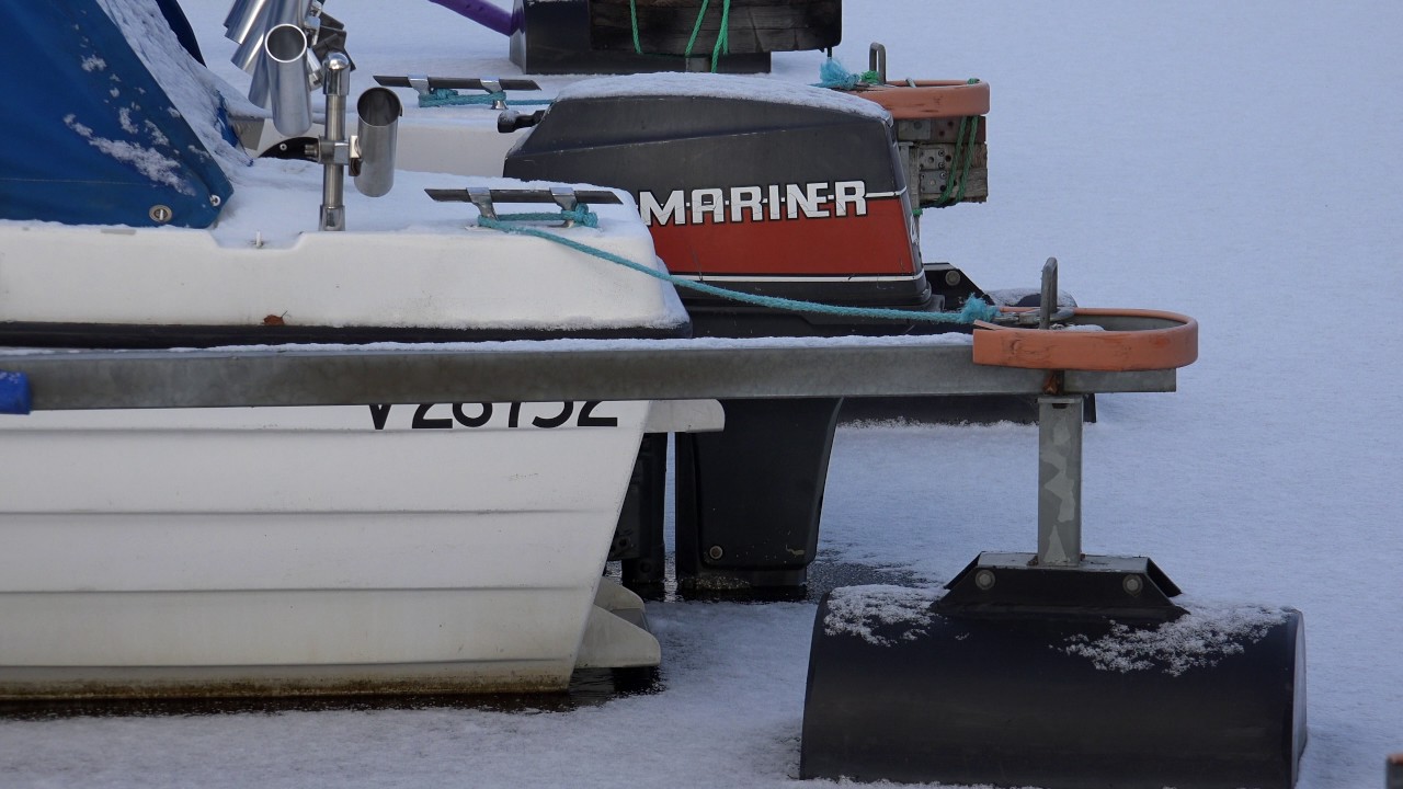 Mariner Outboard motor in frost and ice-Aussenbordmotor in Frost und ...