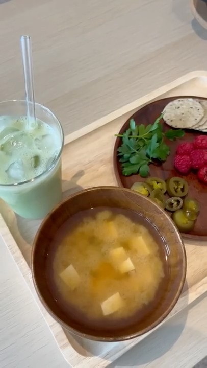 Healthy girly breakfast: Miso soup & Iced matcha latte - YouTube