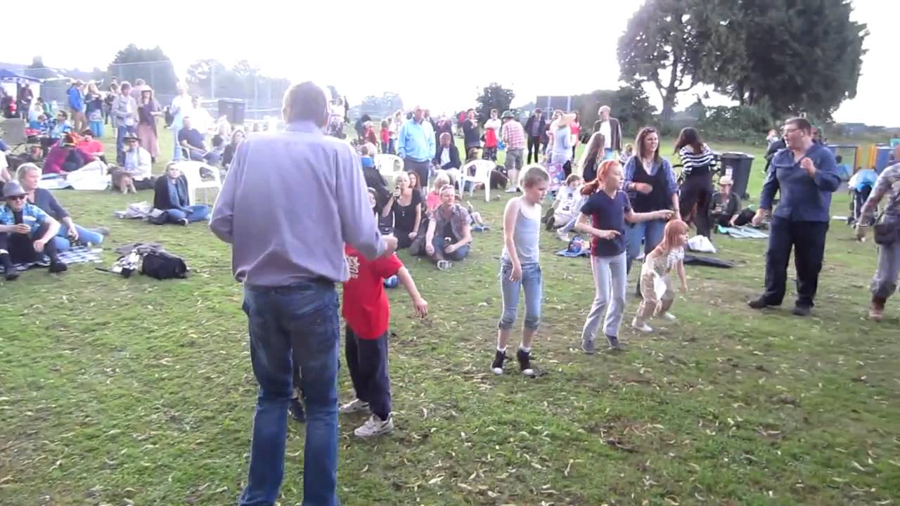 The Castlefields Ukulele Orchestra Live 10 - Wanna Be Like You ...