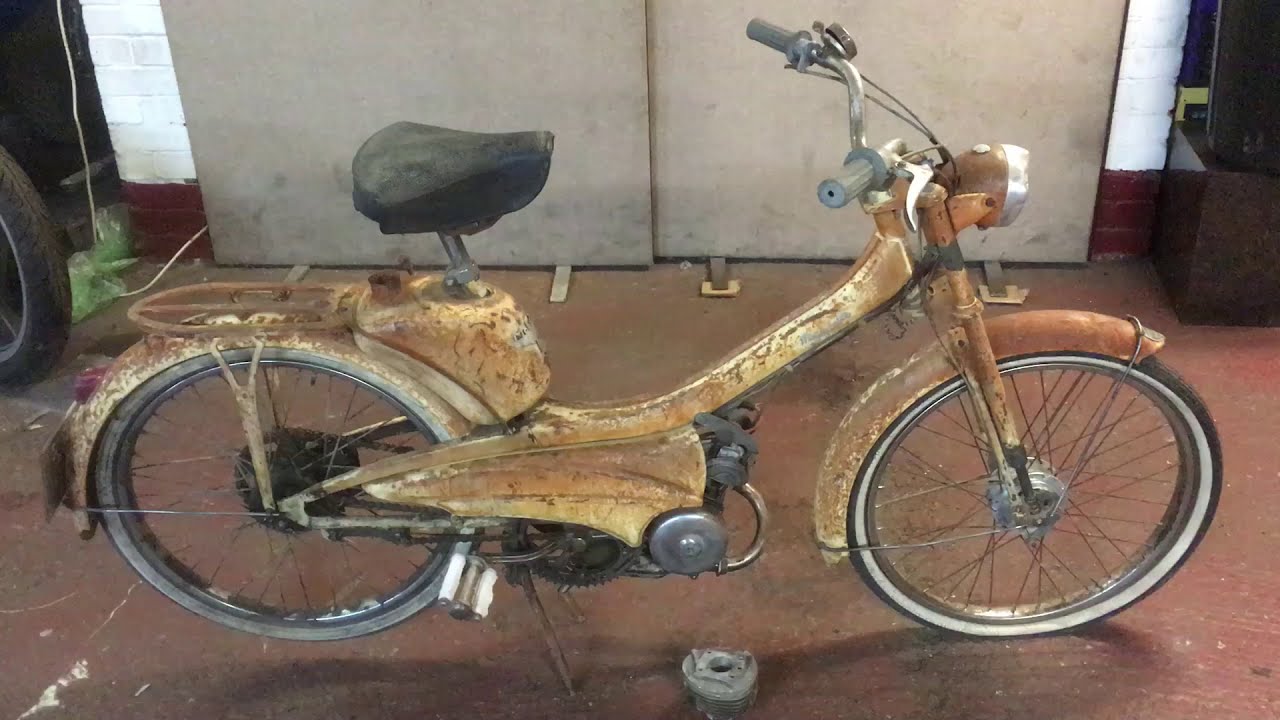 1961 Motoconfort / Motobecane / Mobylette AU44 Standard Telescopique Walkaround - YouTube