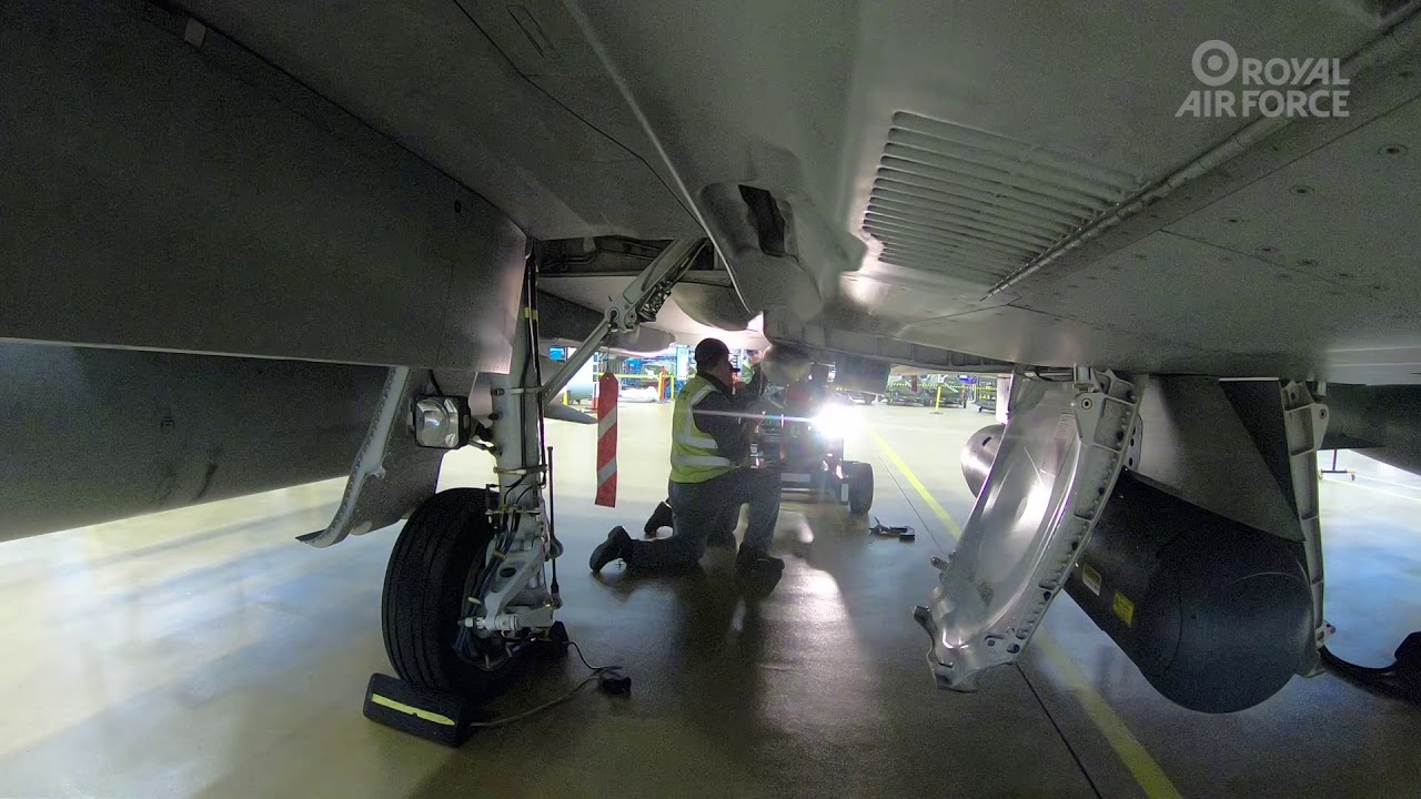 Los equipos de EINSA en la RAF - YouTube