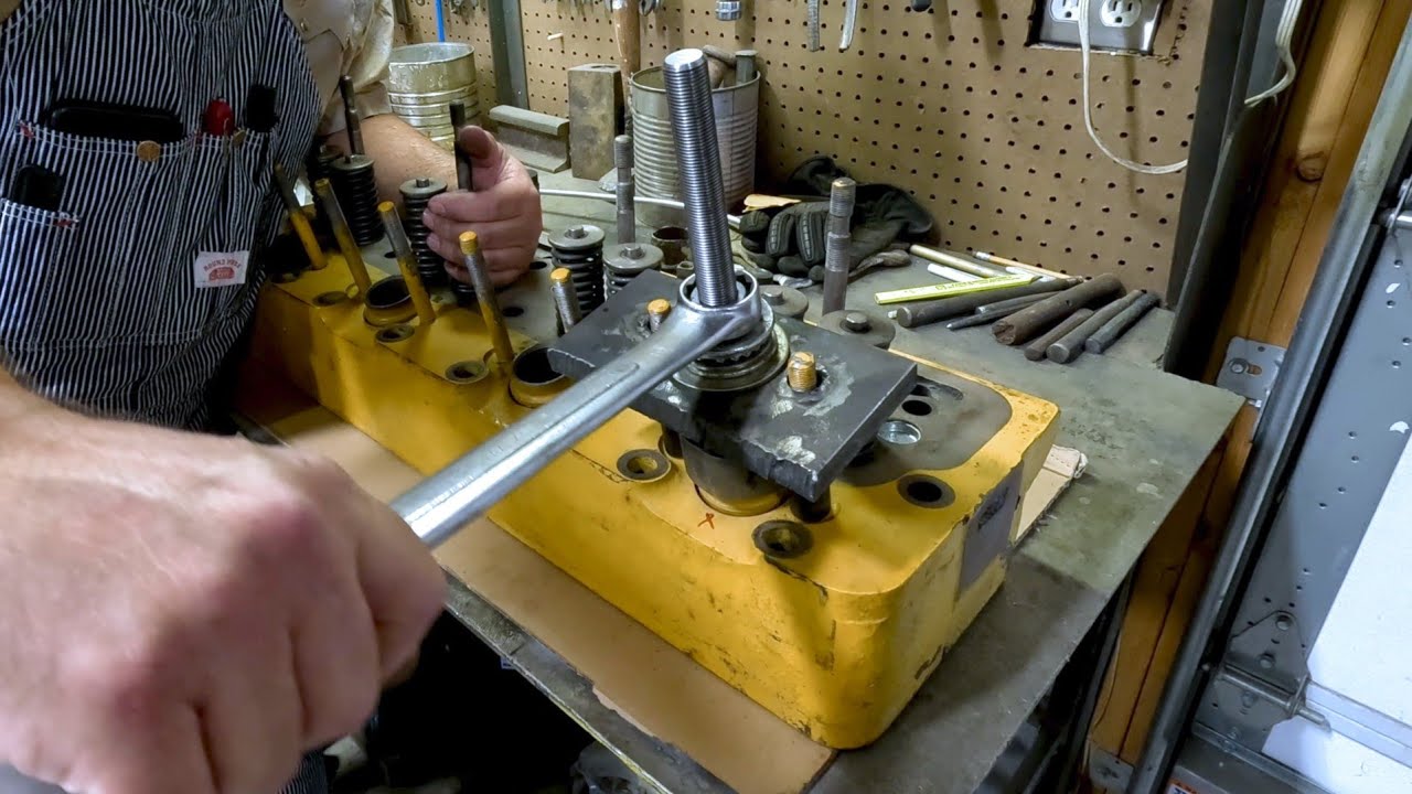 Pulling Caterpillar RD4 Pre combustion chambers for a friend. Let's fix ...