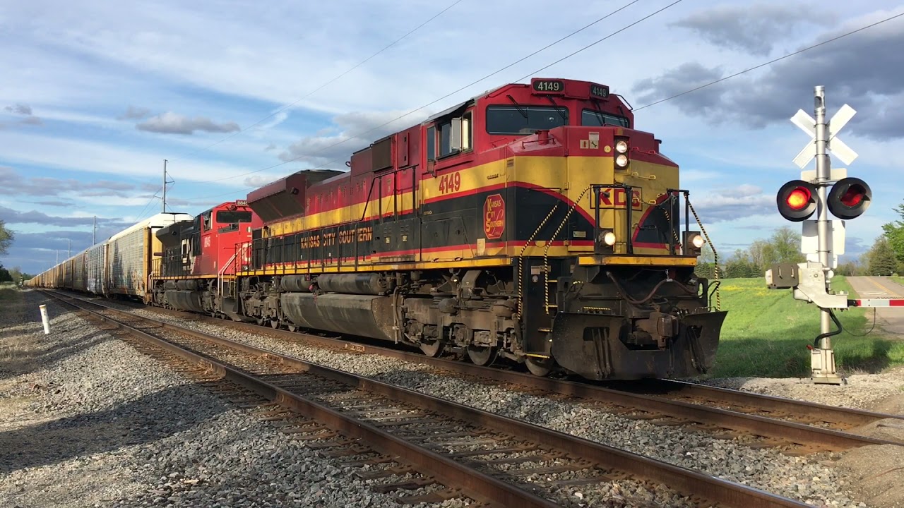 CN Crew Yells, “Get A F*cking Life!” Chasing a KCS SD70ACe On point In ...