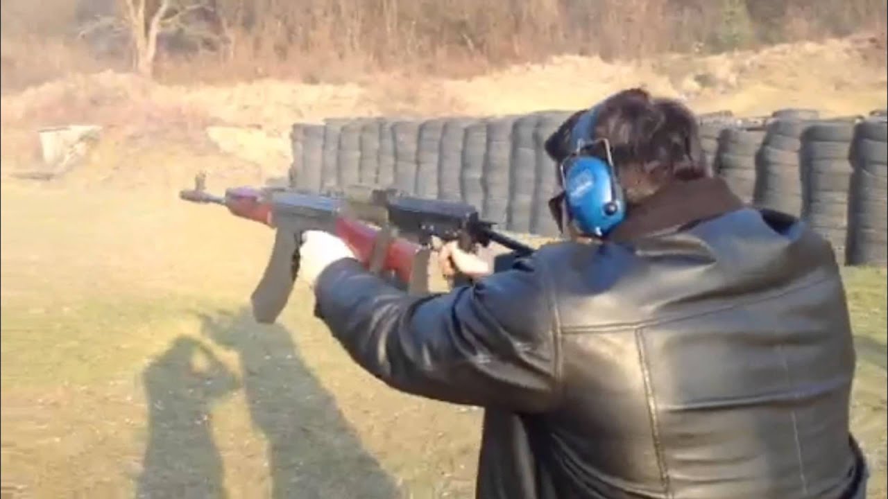 Dual wielding two assault rifles - YouTube