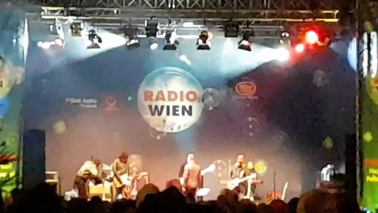 Money Pink Floyd Rathaus Vienna 2017 Silvester - YouTube