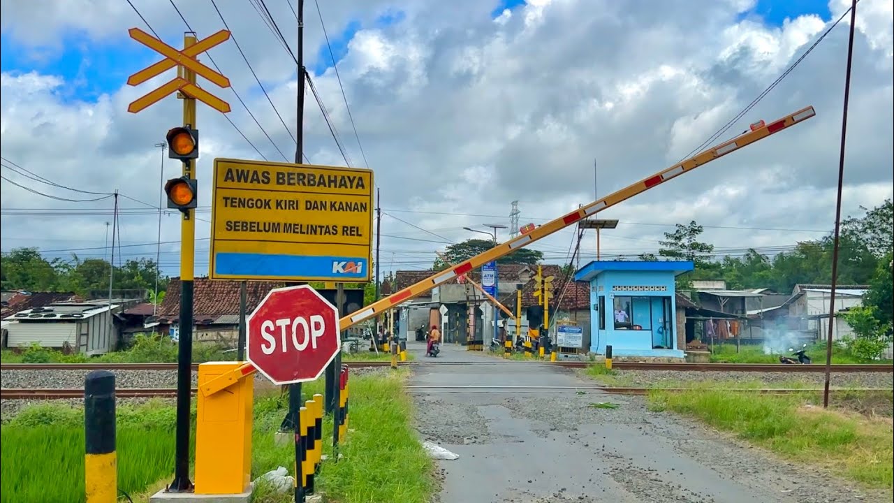 TERUNIK!, Perlintasan Kereta Api Sidolaju Ngawi, Jawa Timur - YouTube