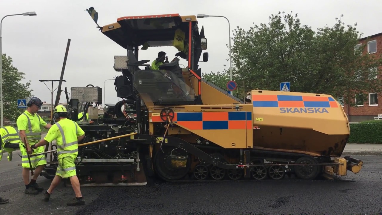 Cat SE60VT XW Aspahlt paver laying intersection, Skanska Duramix 11 ...