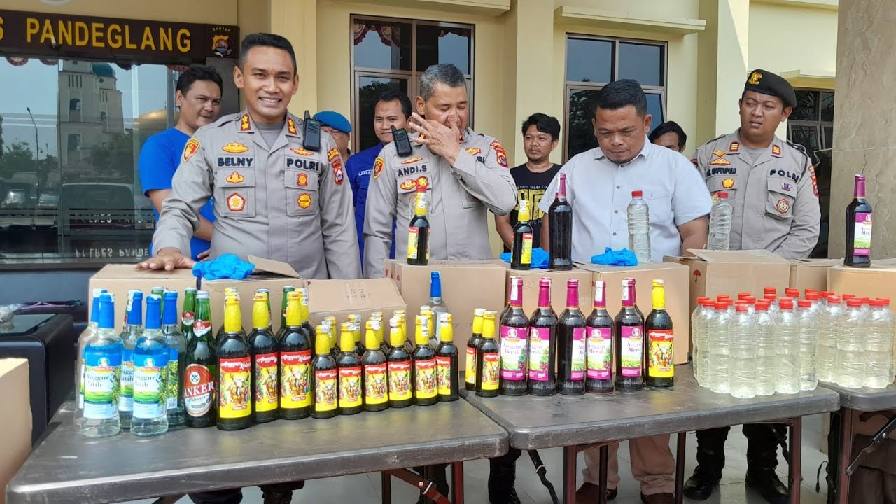 Polres Pandeglang Amankan 1.237 Botol Miras Dalam Bunker - YouTube