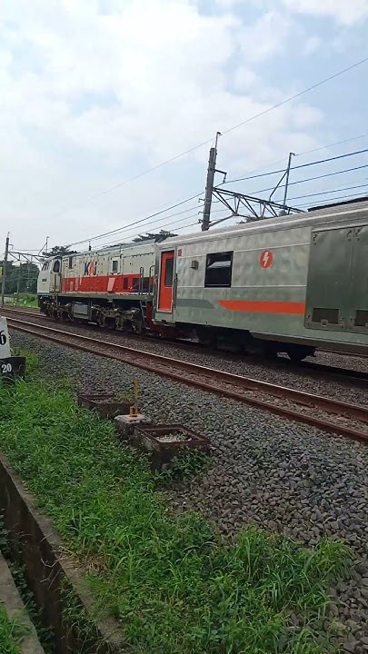 kereta api Manahan relasi Gambir - Solo balapan melintas langsung # ...