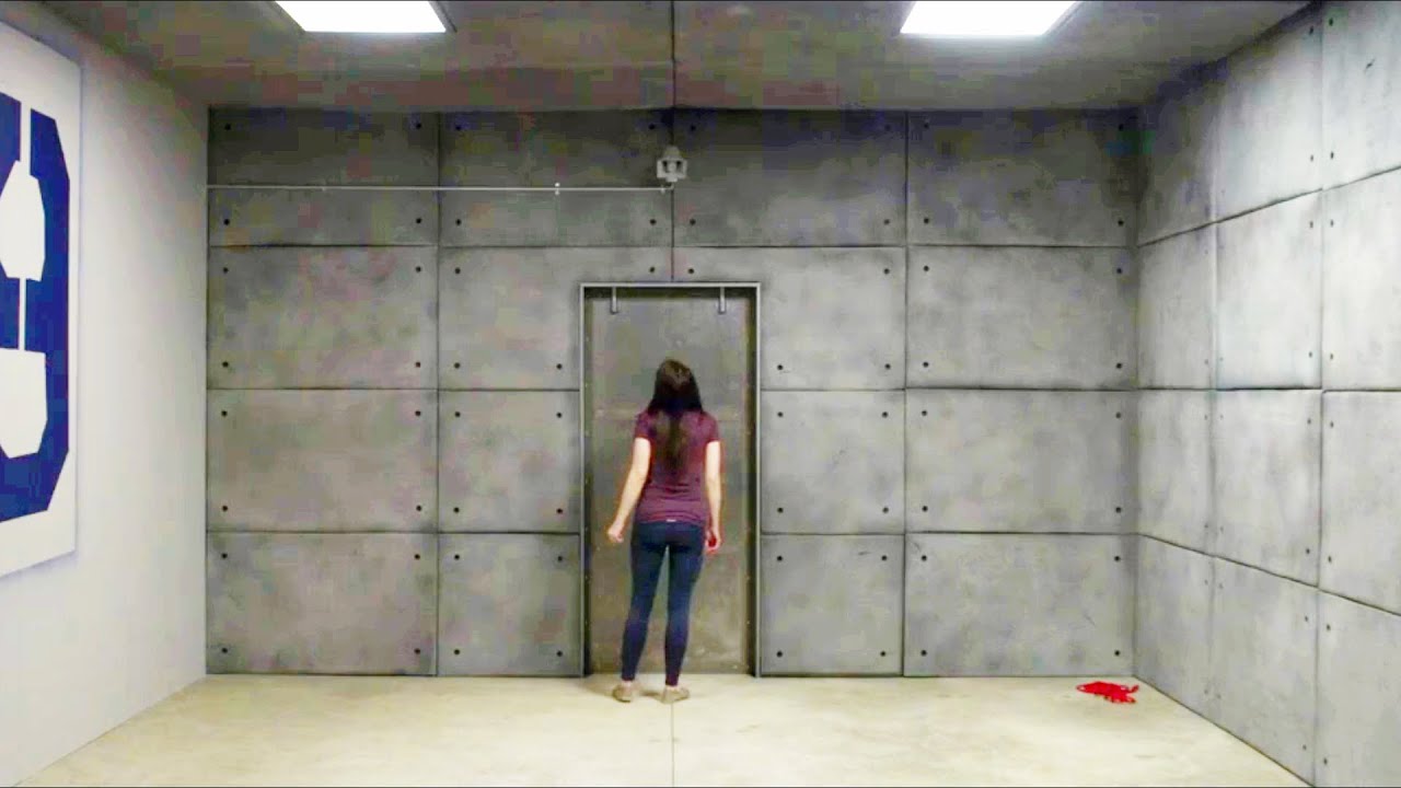 Girl Locked up in an Large Empty Room and She has Just 5 Minutes to ...