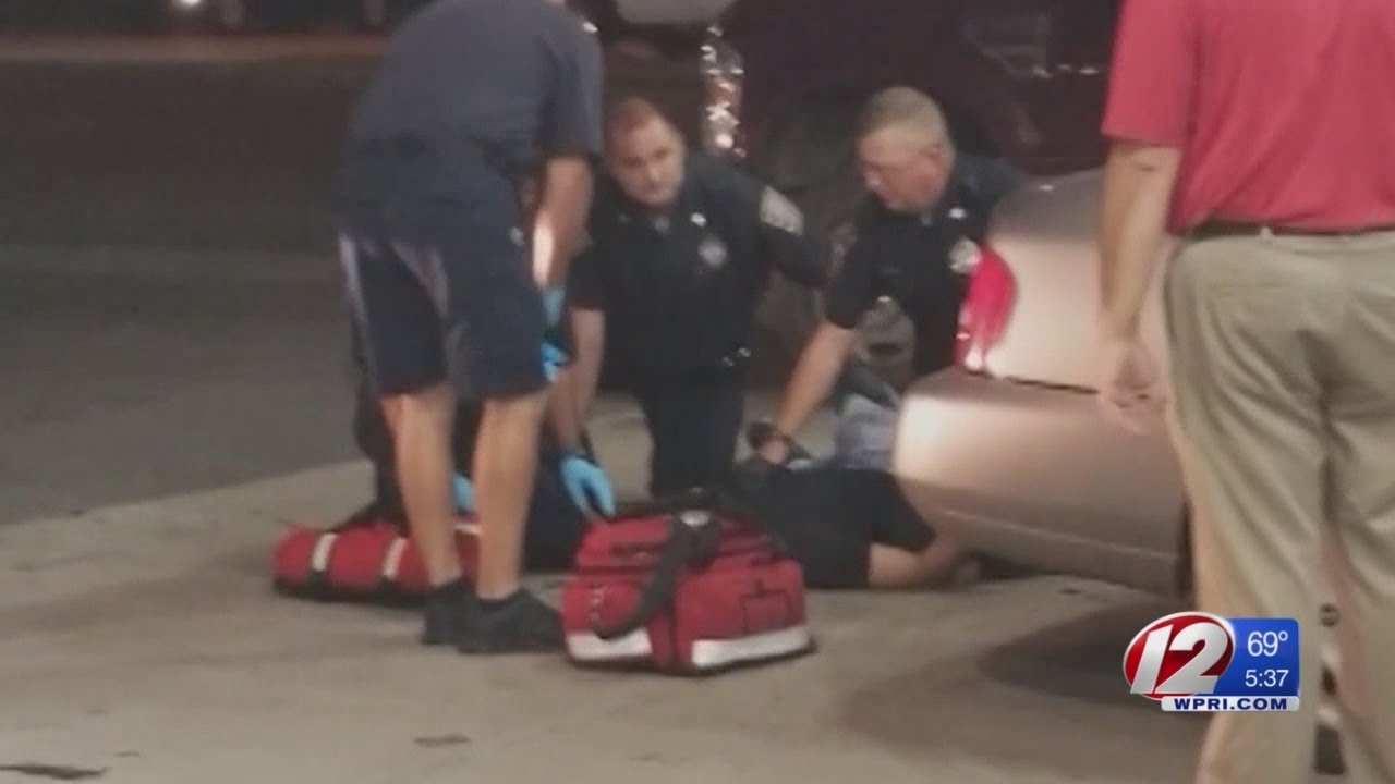 Police officer revives overdose victim at a local gas station - YouTube