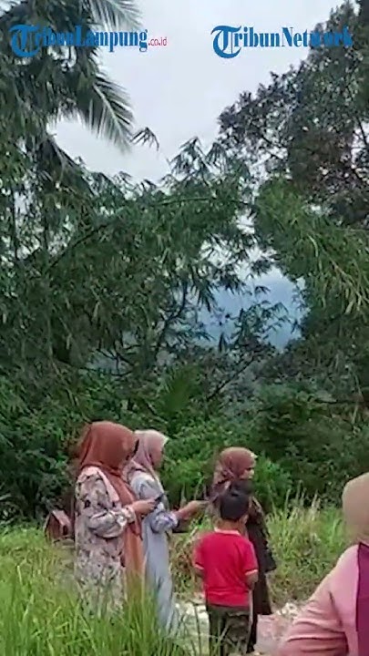 MAKAM NIA KURNIA SARI DIKUNJUNGI RIBUAN PELAYAT - YouTube