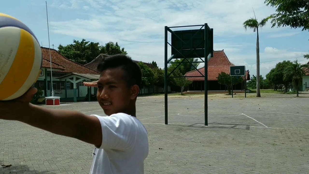 Teknik servis atas dan bawah bola voli - YouTube