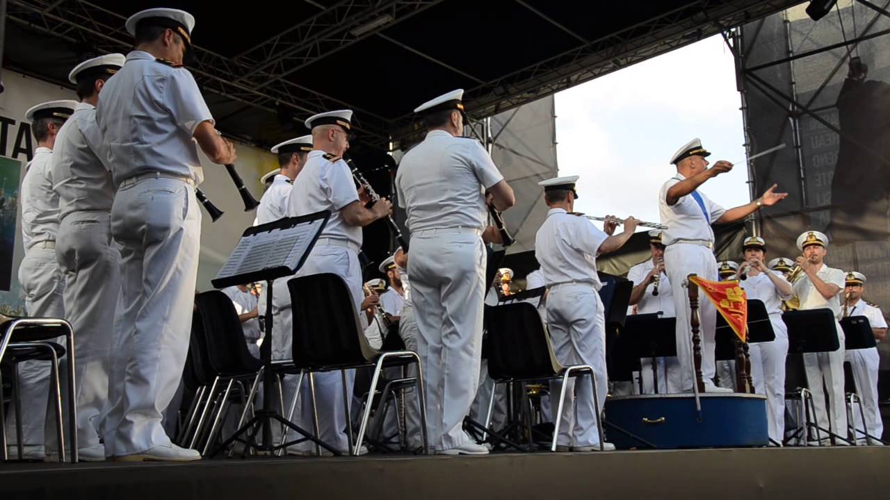 La banda della Marina Militare suona l'Inno d'Italia - YouTube