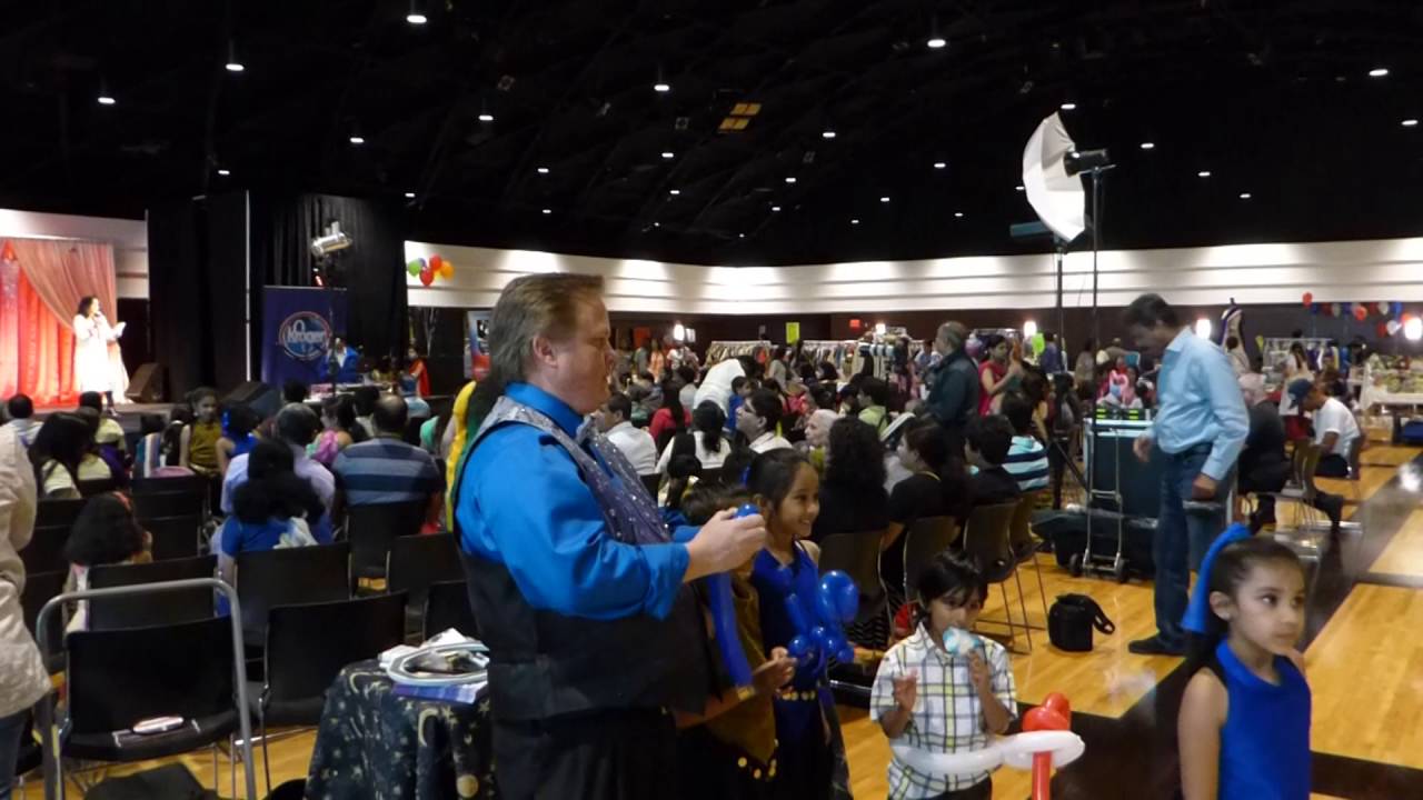 Amazing Balloon Twisting & Juggling Display for Kids - YouTube