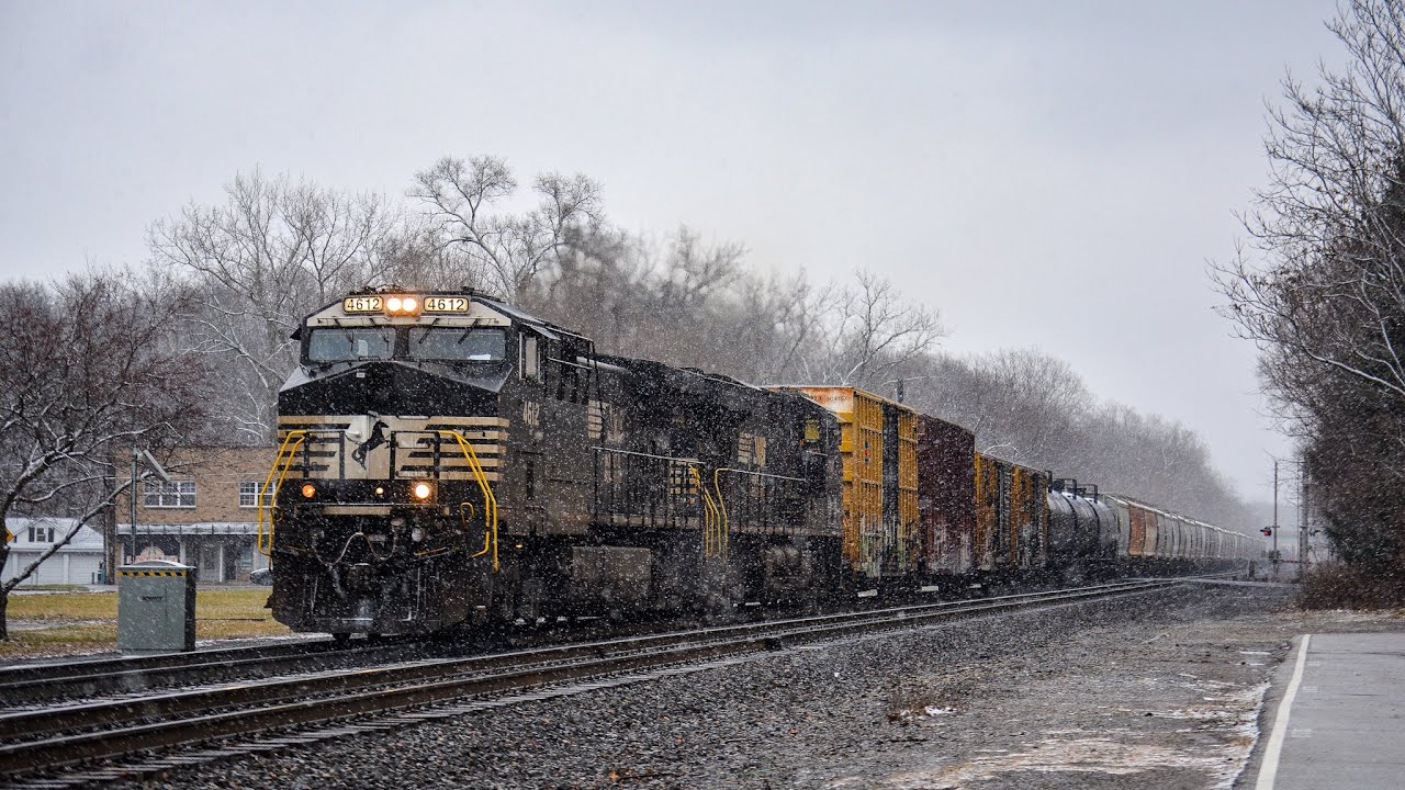 NS manifest w/ NS 4612 & NS 7647 at Chesterton, Indiana - YouTube