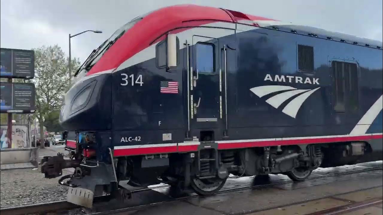 Amtrak Coast Starlight Train #11 going by 98th Ave in Oakland Ca Rainy Thursday Morning - YouTube