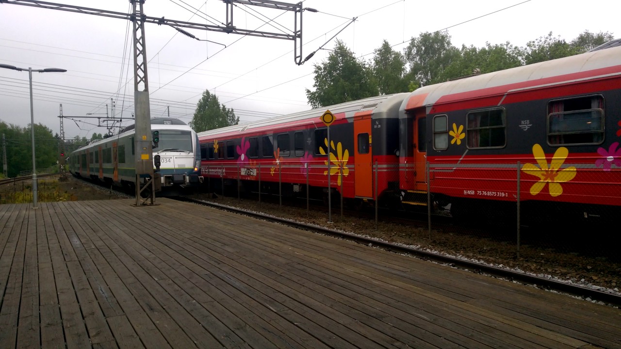 NSB El18 and BM72 at Lørenskog station / NSB trains - YouTube